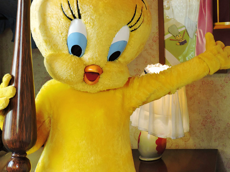 Foto con Piolín en La Casita de la Abuelita | Parque Warner Madrid